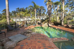 Quarto standard, várias camas, para não fumantes, cozinha americana | Piscina externa | Piscina externa, funciona das 8h às 21h, espreguiçadeiras