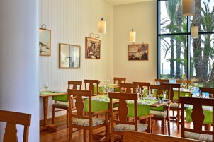 3 restaurantes: servem pequenos-almoços, almoços e jantares