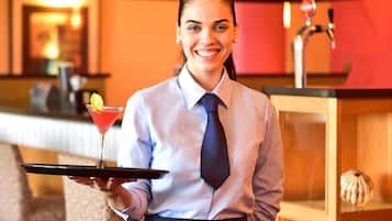 3 restaurantes: servem pequenos-almoços, almoços e jantares