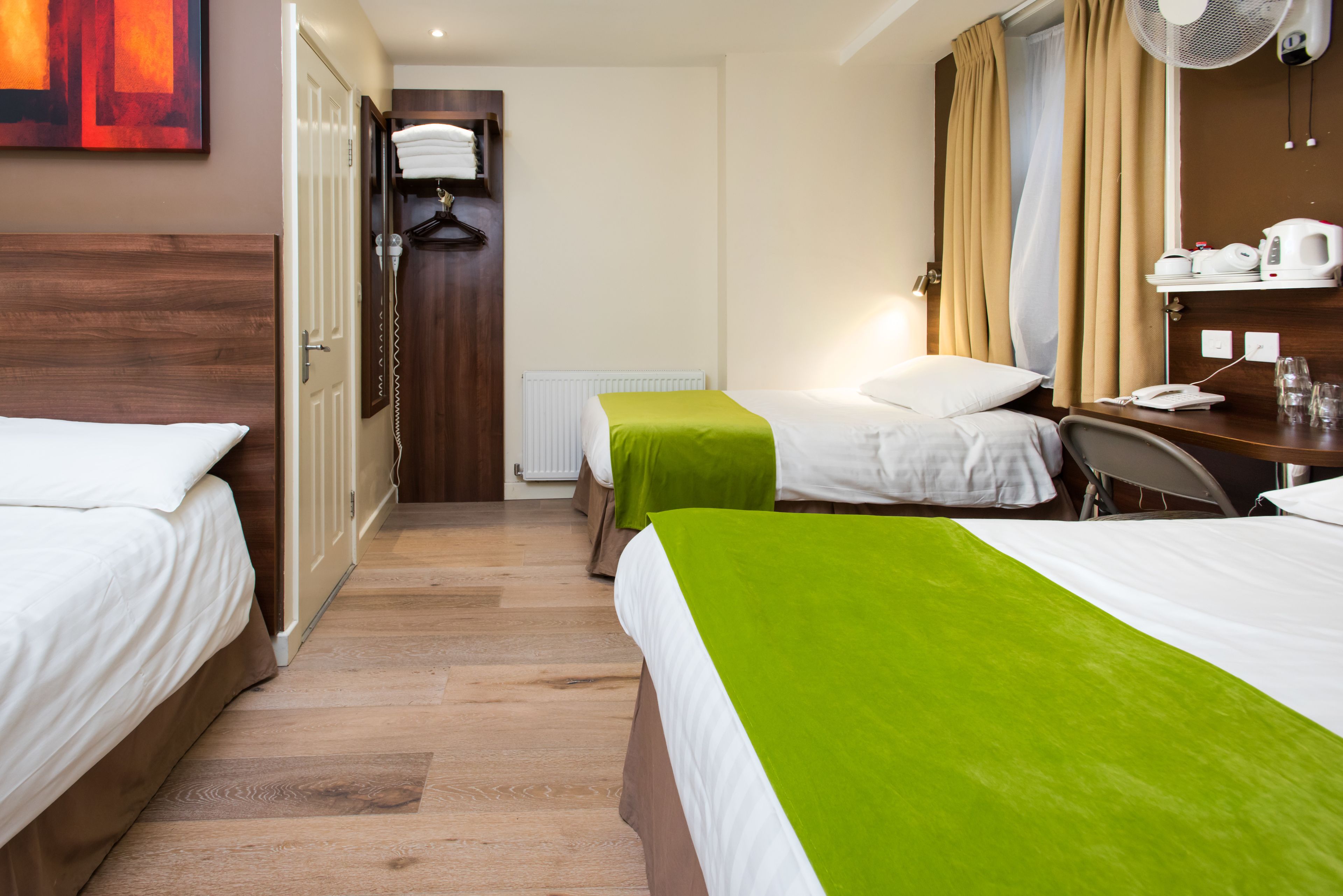 Quarto Familiar, casa de banho privativa | Cofre no quarto, secretária, quartos insonorizados 