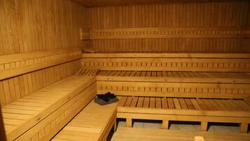 Uma sauna com bancos de madeira.