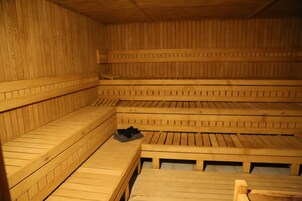 Uma sauna com bancos de madeira.