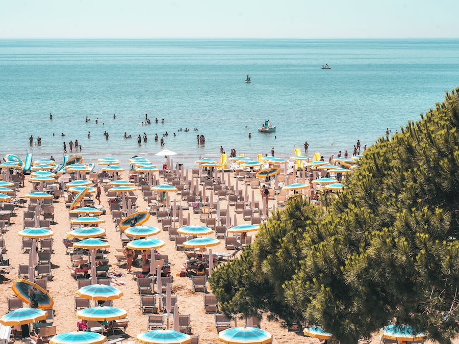 Uma praia privada, praia de areia branca, bares na praia