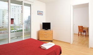 Apartamento básico, 1 quarto, cozinha americana | Escrivaninha, quartos à prova de som, ferros/tábuas de passar roupa