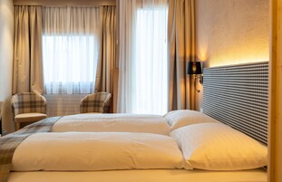 Quarto casal conforto | Frigobar, cofres nos quartos, escrivaninha, Wi-Fi de cortesia