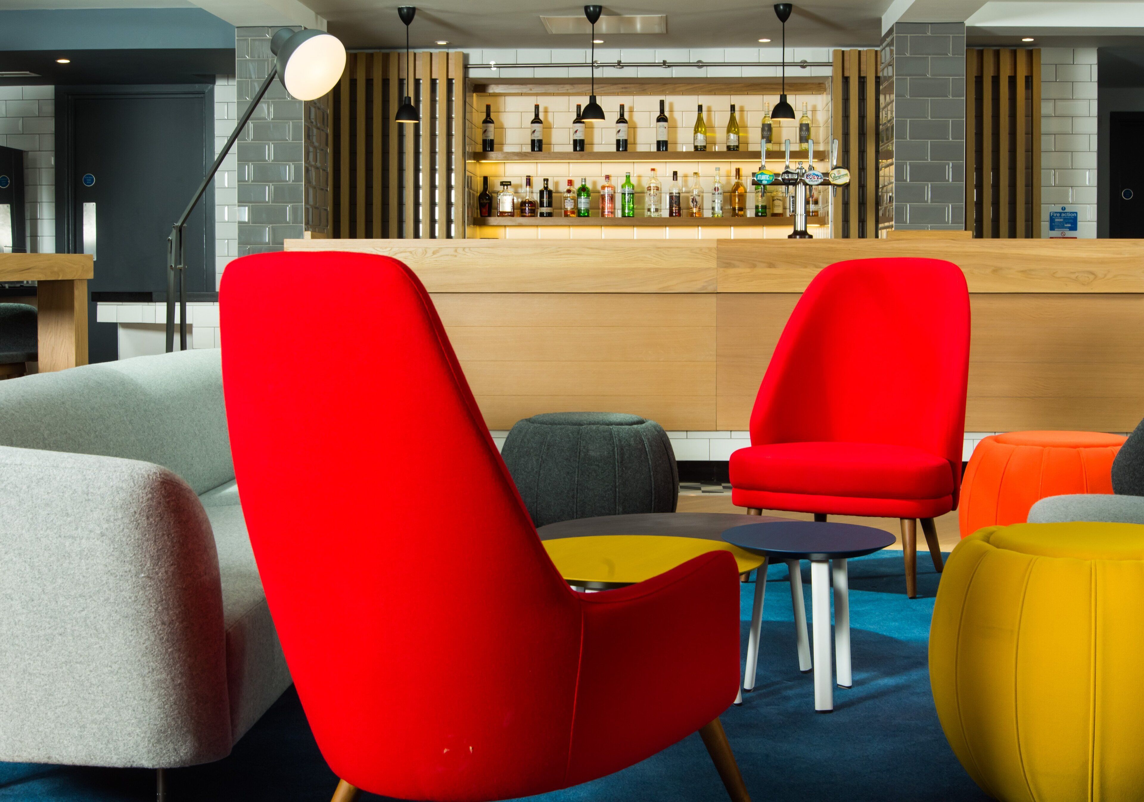 Serve pequenos-almoços e jantares 