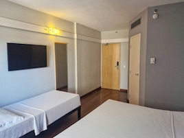 Standard Casal com cama adicional | Secretária, roupa de cama fornecida