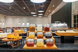 Café da manhã com buffet grátis todos os dias