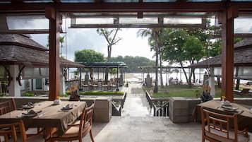 Serviço de café da manhã, culinária internacional, vistas para a praia