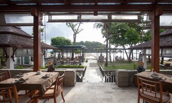 Pequenos-almoços, almoços, jantares servidos, com vista para a praia 