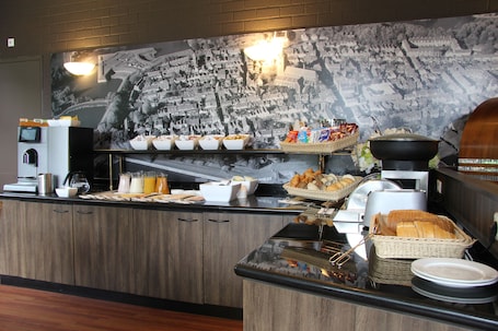 Café da manhã com buffet todos os dias (EUR 18.25 por pessoa) . Bastion Hotel Bussum Hilversum