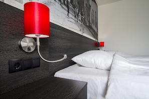 Quarto Twin Deluxe, 2 camas individuais | Cofre no quarto, secretária, berços/camas para crianças grátis 