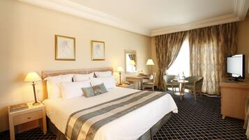 Frigobar, cofres nos quartos, escrivaninha, cortinas blackout