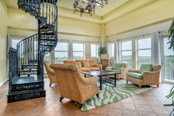 Quarto, 2 quartos, vista para o campo de golfe (Pond) | Área de estar | TV de tela plana, DVD player, dock para iPod, livros