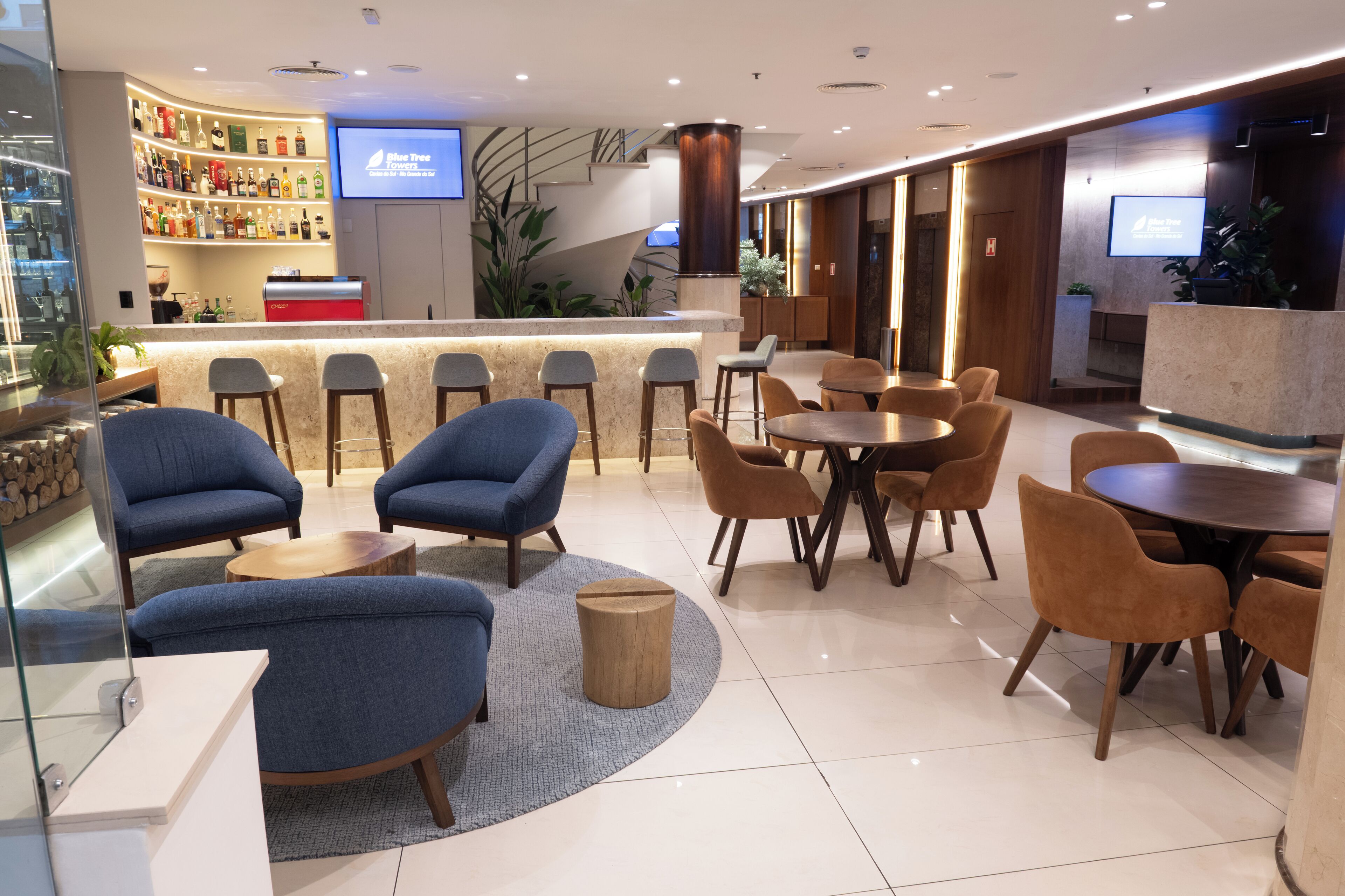 Uma área de bar moderna com lugares sentados e balcão.