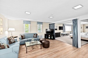 Suíte standard, 2 camas Queen, para não fumantes, vista para o porto | Opções para refeição no quarto