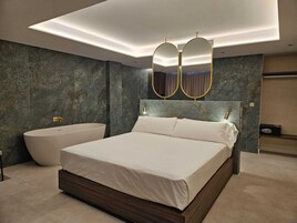 Suíte júnior, 1 cama King (Deluxe) | Edredons de pluma, frigobar, escrivaninha