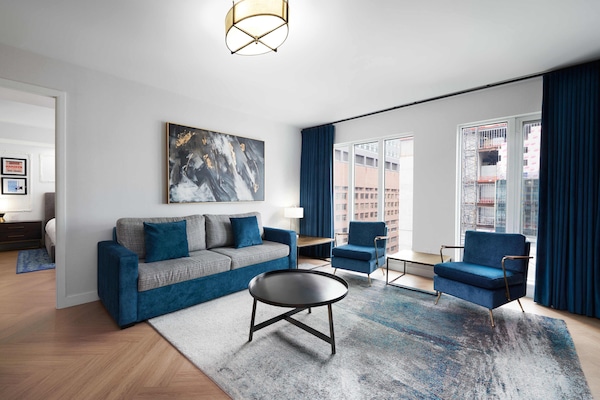 Suite Signature, 1 cama king-size e sofá-cama | Sala de estar | Televisor de ecrã plano de 54 polegadas com canais por cabo