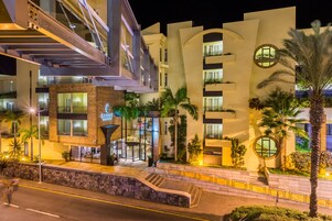 Fachada do alojamento (tarde/noite)