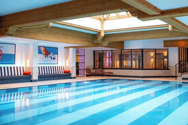 Piscina interior, espreguiçadeiras