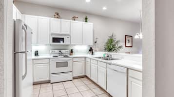 Apartamento em Condomínio Fechado, 2 quartos (Deluxe) | Cozinha privada | Um frigorífico/congelador grande, um micro-ondas, um forno