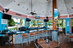 2 bares/lounges, bar ao lado da piscina