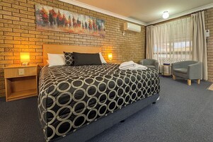 Quarto luxo, 1 cama Queen (Ground Floor) | Escrivaninha, ferros/tábuas de passar roupa, Wi-Fi de cortesia