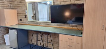 Escrivaninha, ferros/tábuas de passar roupa, Wi-Fi de cortesia