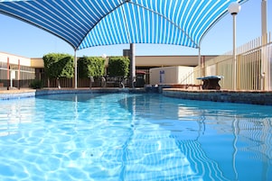 Piscina externa, espreguiçadeiras