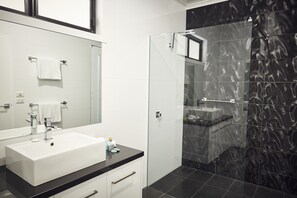 Quarto premier, 1 cama King | Banheiro | Secador de cabelo, toalhas de banho