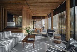 Minibar grátis, cofre no quarto, com decoração personalizada 