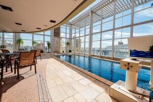 Piscina exterior, espreguiçadeiras