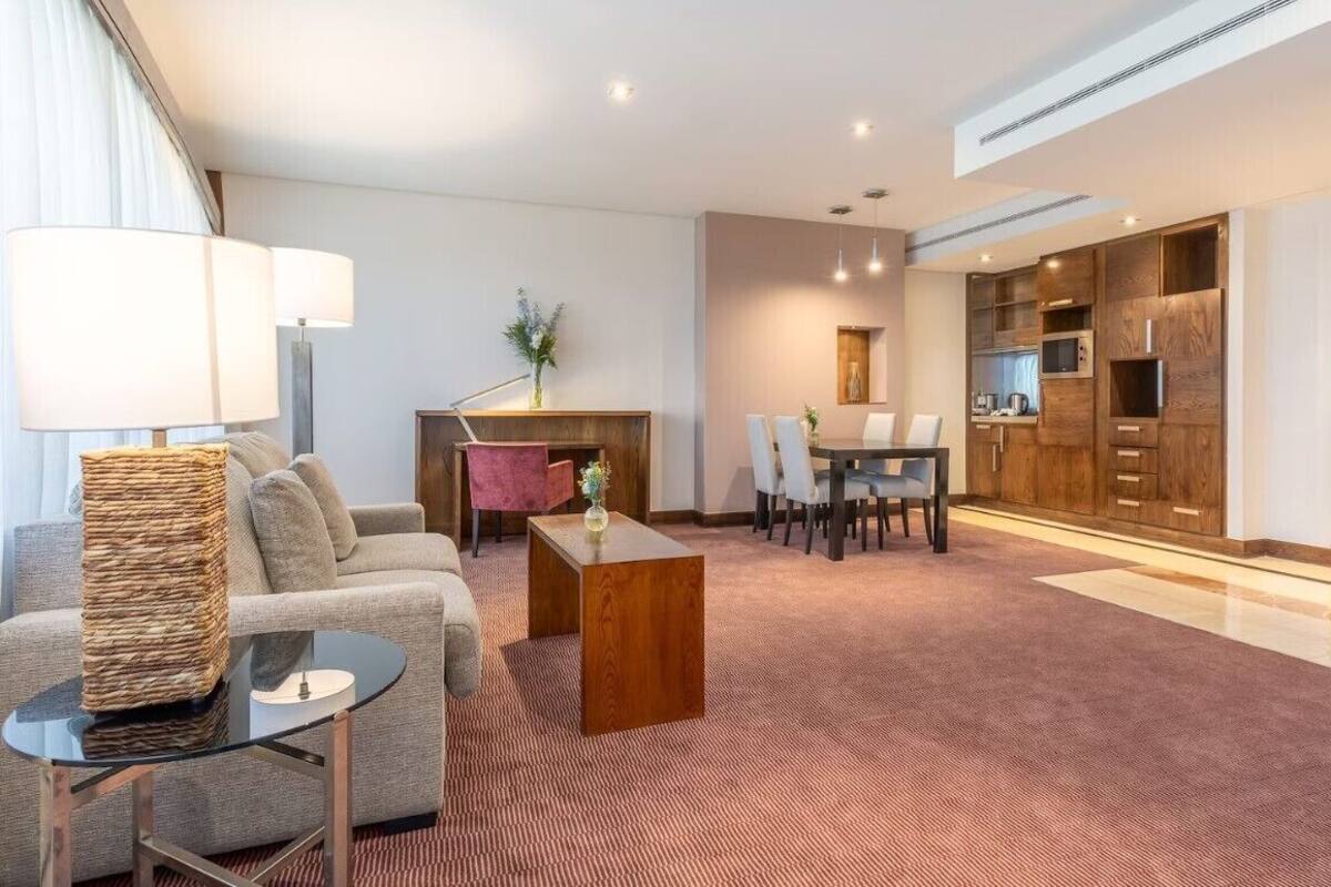 Roupa de alta qualidade, edredões de penas, minibar, cofre no quarto 