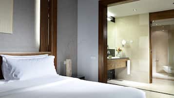 Roupa de alta qualidade, edredões de penas, minibar, cofre no quarto