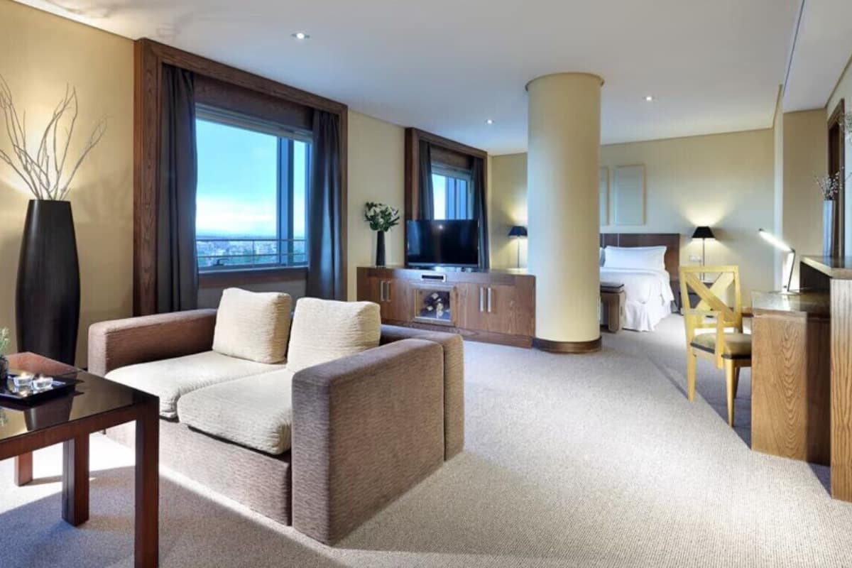 Roupa de alta qualidade, edredões de penas, minibar, cofre no quarto 