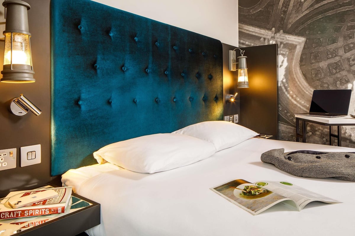 Quarto casal, 1 cama de casal | Cofres nos quartos, individualmente decorados, escrivaninha