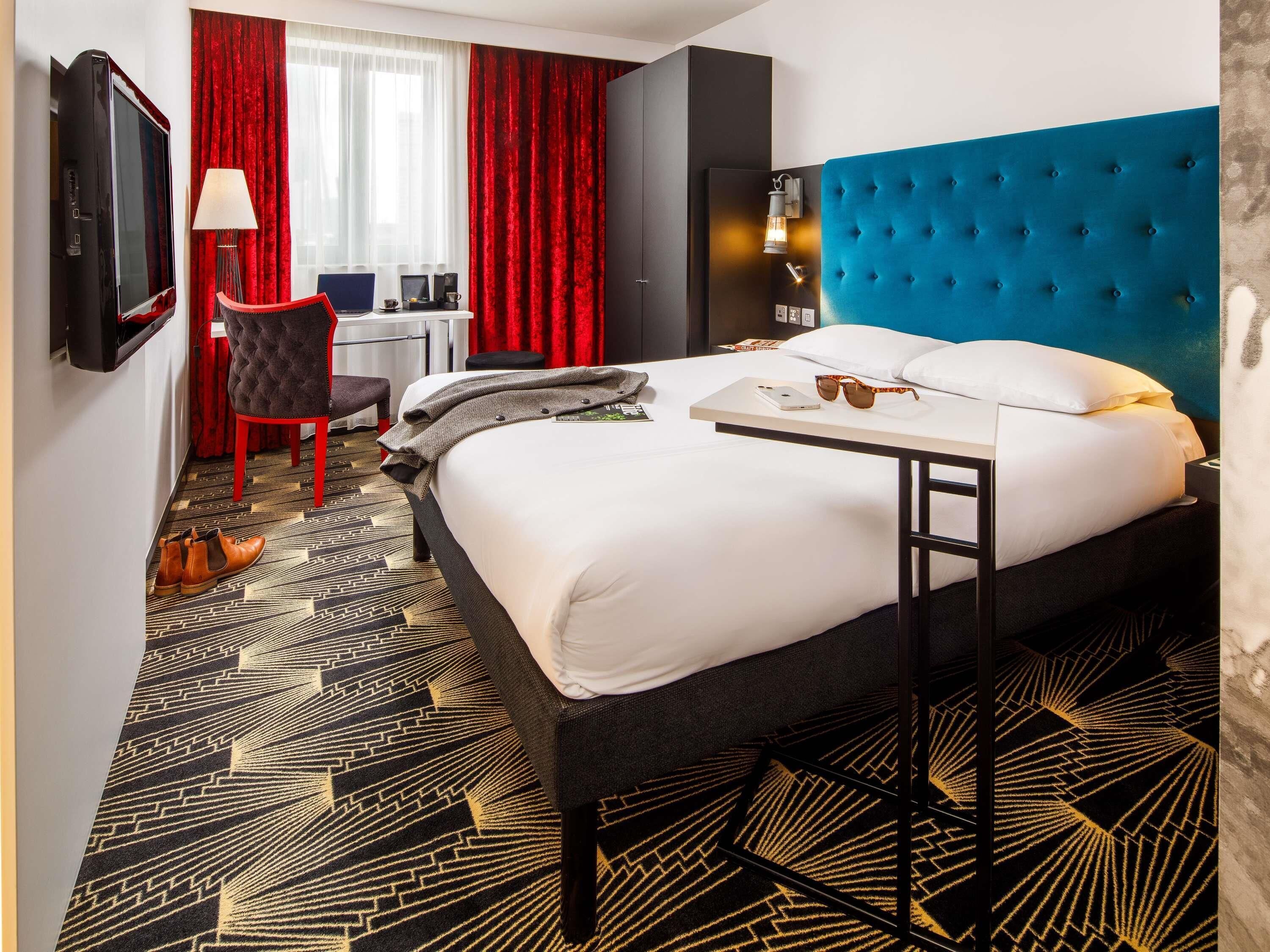 Quarto, 1 cama queen-size (The Queen) | Cofre com capacidade para portátil, com decoração personalizada 