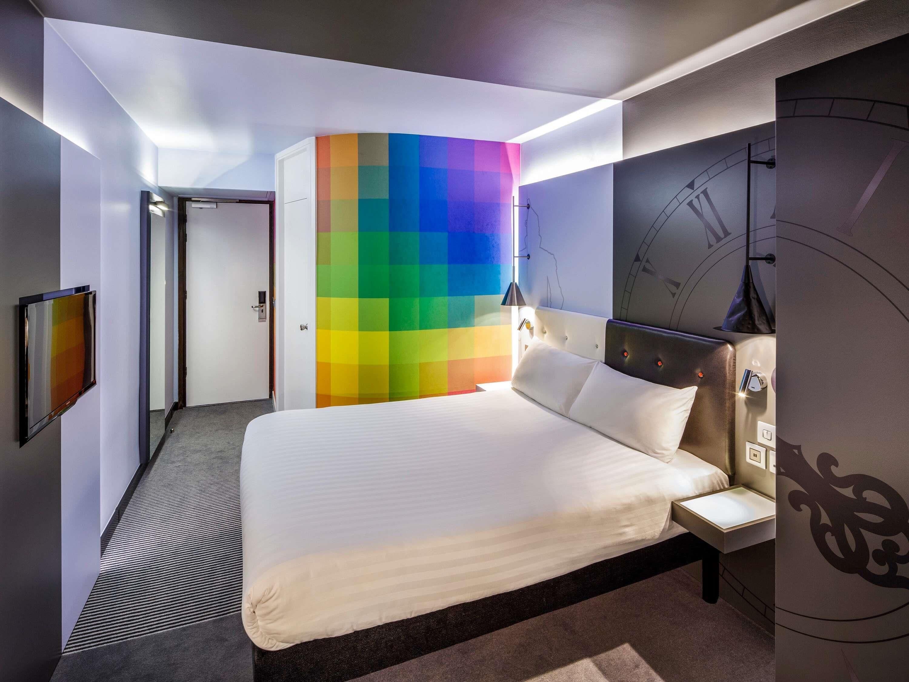 Quarto, 1 cama queen-size (The Queen) | Cofre com capacidade para portátil, com decoração personalizada 
