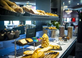 Pequeno-almoço tipo buffet diário mediante uma taxa 