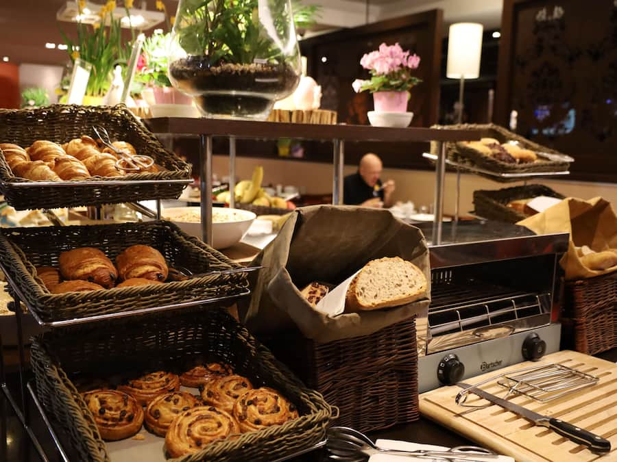 Pequeno-almoço tipo buffet diário (21 EUR por pessoa)