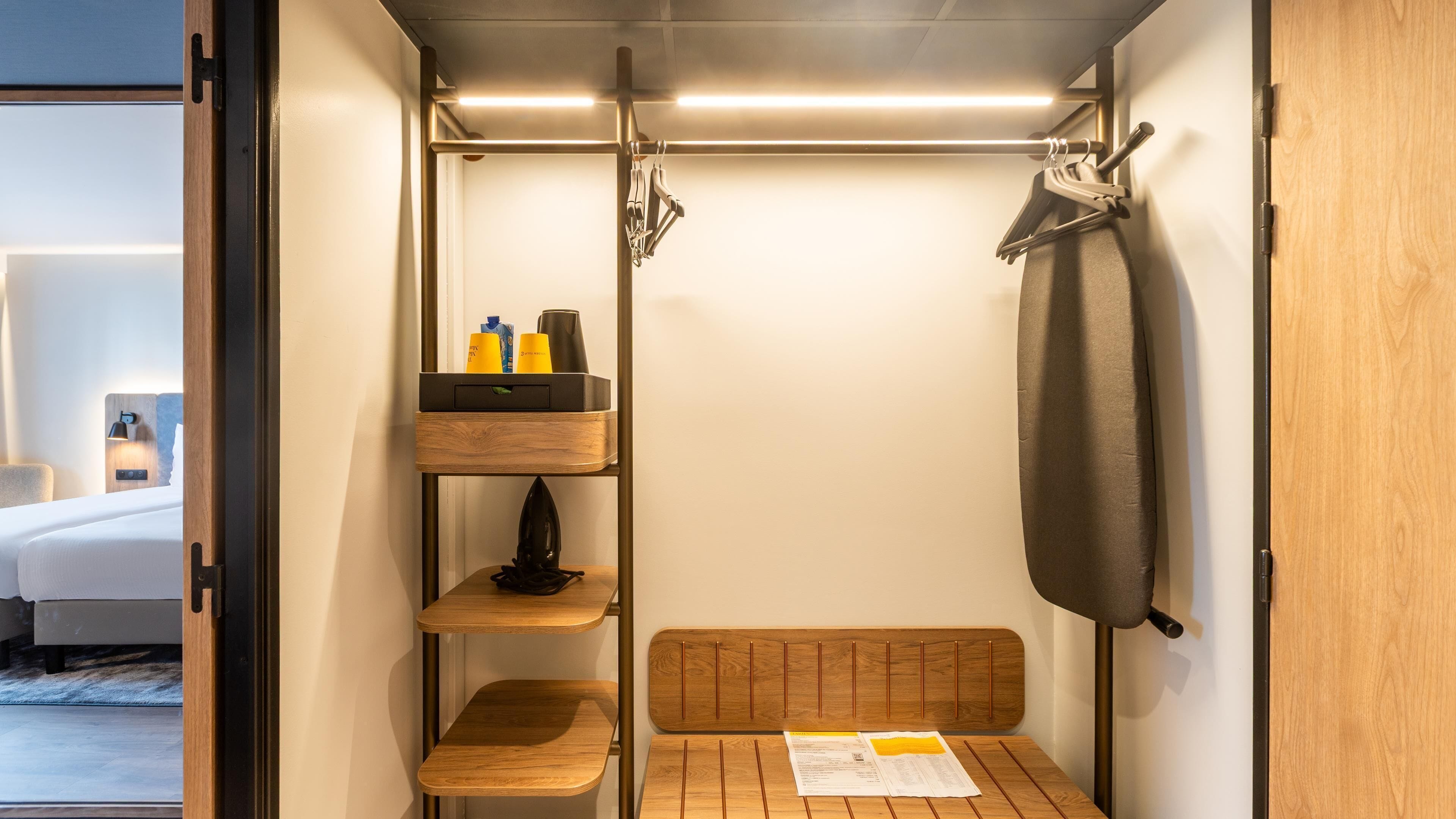 Roupa de alta qualidade, cofre com capacidade para portátil, secretária 