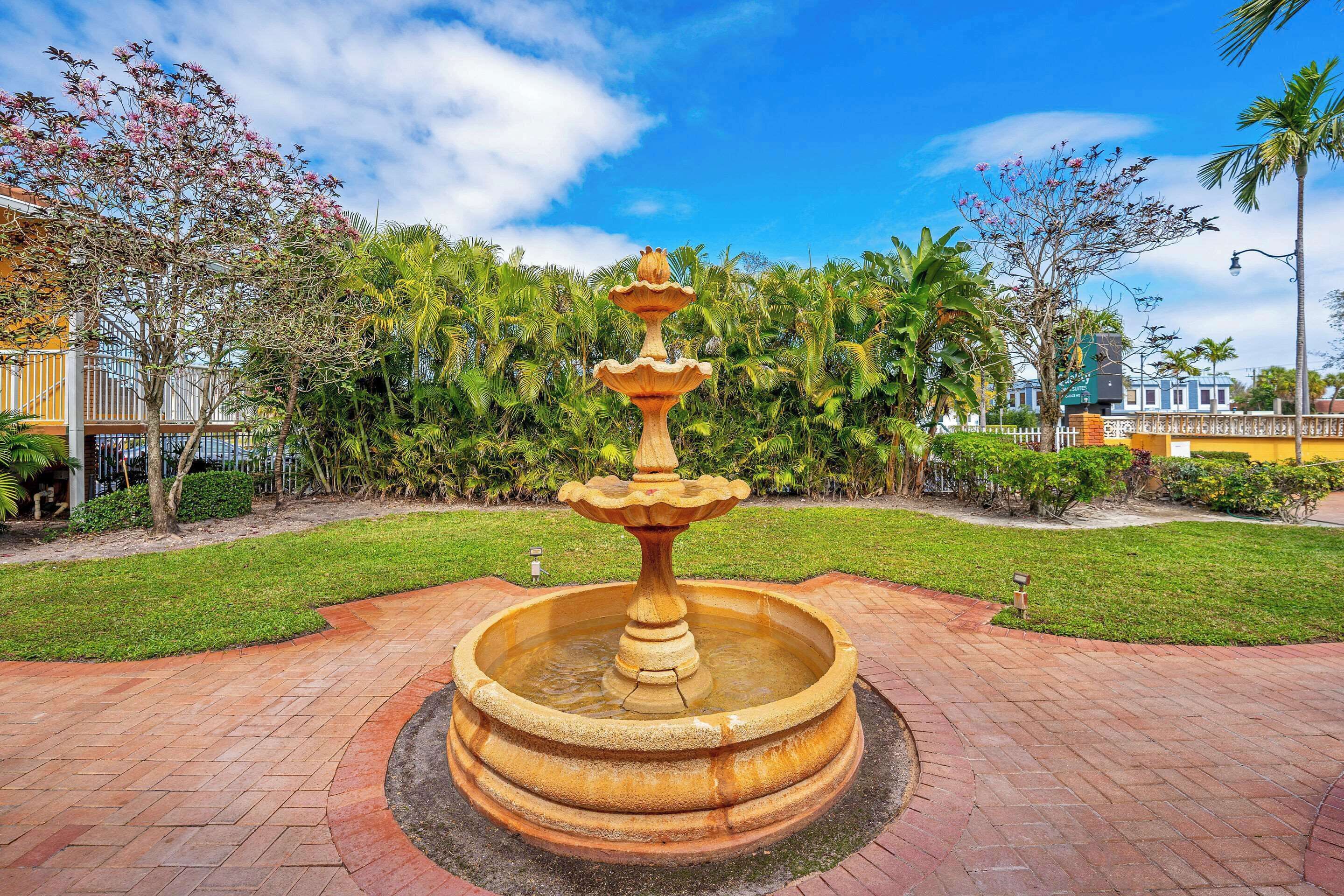 Piscina exterior, guarda-sóis, espreguiçadeiras 