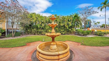 Piscina exterior, guarda-sóis, espreguiçadeiras