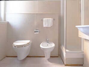 Chuveiro, produtos de toalete grátis, secador de cabelo, bidê