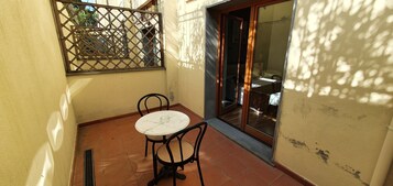 Quarto casal básico | Terraço/pátio