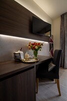 Frigobar, cofres nos quartos, escrivaninha