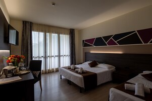 Minibar, cofre no quarto, secretária 