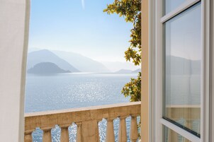 Suíte, vista para o lago, em edifício anexo | Roupas de cama premium, frigobar, cofres nos quartos, escrivaninha
