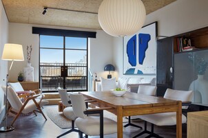 Studio Suite North | Sala de estar | Televisor LED de 32 polegadas com canais por cabo, Smart TV 