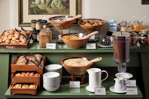 Café da manhã completo todos os dias mediante uma taxa